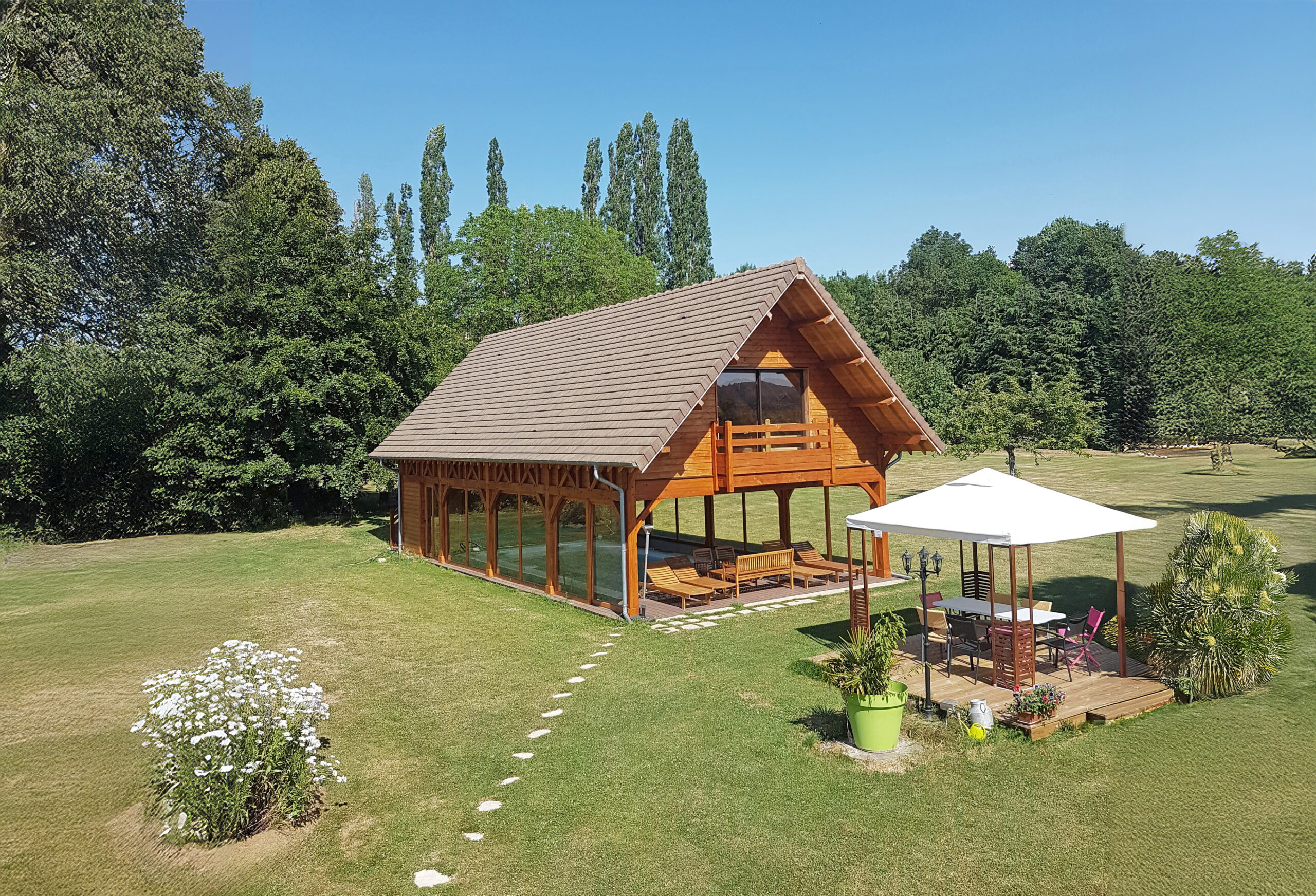 Pool house en bois avec espace détente à l’étage