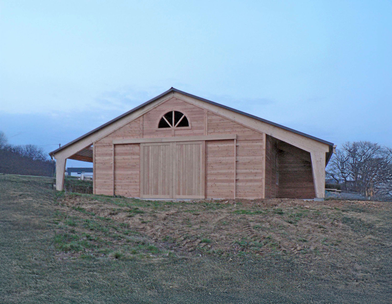 Écurie en bois sur-mesure au design épuré