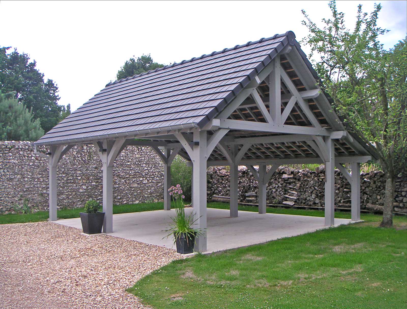 Charretterie moderne avec toit en tuiles - Lenoir Bois | Charreterie, Ossature & Structure ouverte